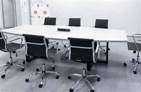 Переговорный стол Minotti, встраиваемые розетки Coni, кресла H-966L-2 ...