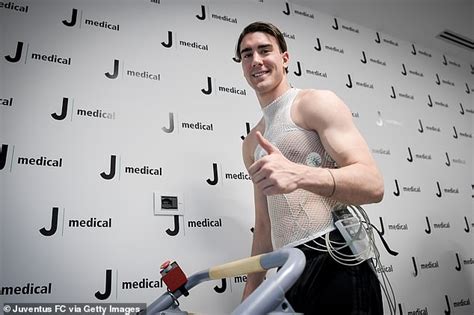 Dusan Vlahovic Seals M Move To Juventus After Leaving Fiorentina Daily Mail Online