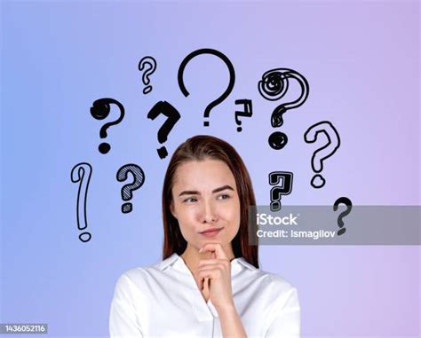 호기심 많고 잠겨있는 표정을 가진 사업가 초상화 물음표 세트 물음표에 대한 스톡 사진 및 기타 이미지 물음표 질문하기