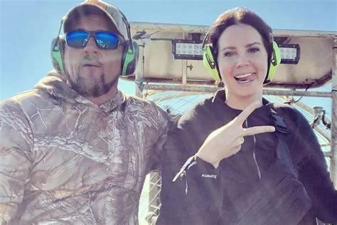 Lana Del Rey está namorando guia turístico diz site 29 08 2024