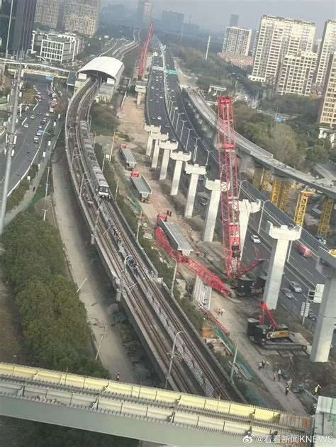 突发！上海地铁11号线遭塔吊侵入，线路设施和列车受损，乘客已疏散 每经网