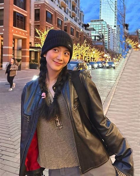 패션엔 블랙핑크 지수 미국 스트리트 휩쓴 귀여운 힙스터룩 ‘뒤태까지 힙해