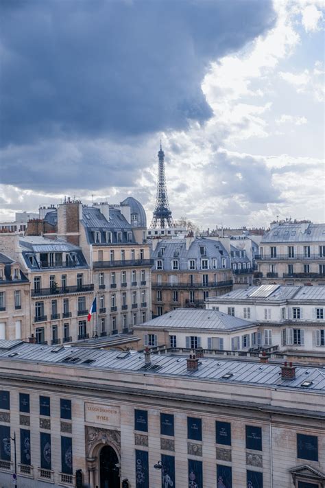 Vue De La Tour Eiffel Depuis Le Toit Dun Immeuble Photo Photo Paysage Urbain Gratuite Sur