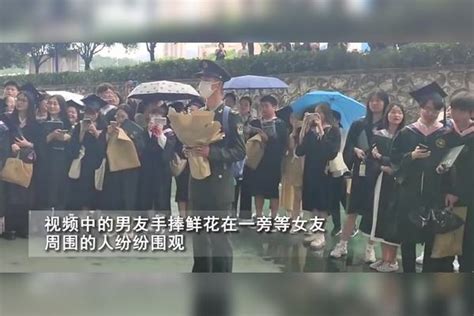 当兵男友身着军装手捧鲜花等女友，周围人羡慕围观：明目张胆偏爱