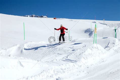 女子滑雪者在小丘上跳跃高清图片下载 正版图片504498981 摄图网