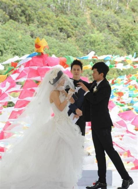 一组照片看出谢娜九年婚姻生活状态，谢娜母亲尽显沧桑判若两人，张杰事业有影
