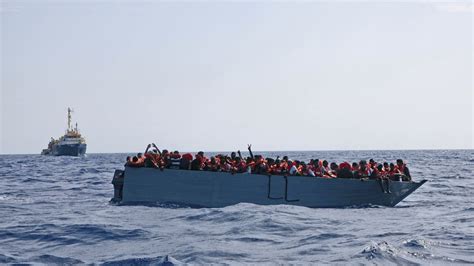 Italia Soccorso Un Barcone Con Oltre 200 Migranti