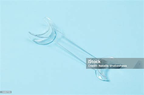 리트랙터 치과 립 리트랙터 구강에 대한 액세스 파란색으로 치과 수술을위한 넓은 입 열림 개선에 대한 스톡 사진 및 기타 이미지