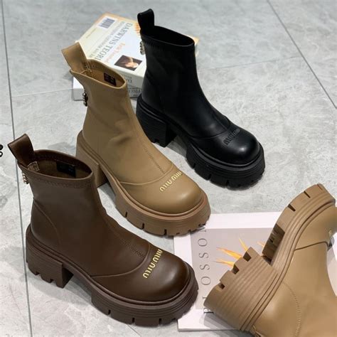 Miu Miu รองเท้าบูทผู้หญิง รองเท้าบูทหนังนิ่ม พื้นแพลตฟอร์ม สไตล์วัยรุ่น