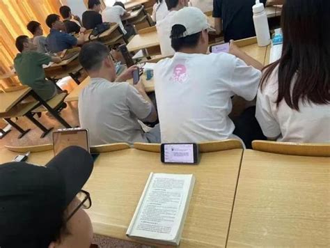 浙大凌晨视频流出人和人的差距其实是视野和习惯的较量 作者洞见muye01前两天刷到一条关于浙江大学的视频深夜十一点半浙大的教室里依然