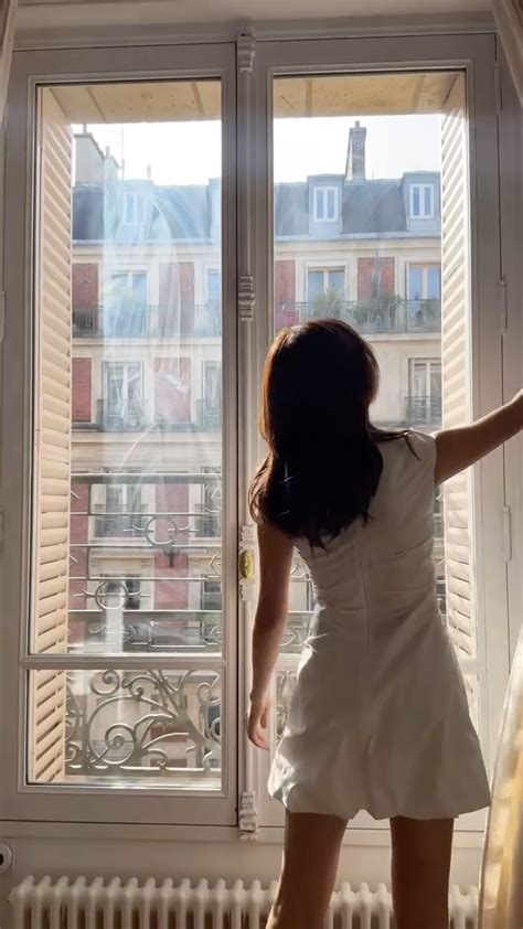 Sie 🩶 기다리면서 사진찍고있는걸 찍어줬는데 마음에 드는데요 🎞️ 좋은 추억 차곡 차곡 쌓이는 부산 🚢🤍 Instagram