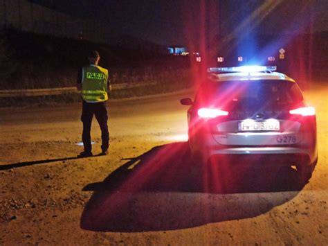 Wieliczka Młodzi się ścigają a policja kontroluje kogo popadnie