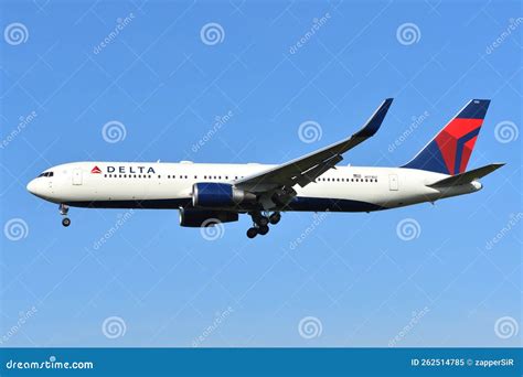 Delta Air Lines Boeing B Er N Dz Passenger Plane Editorial Image Image Of Blue