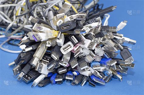 堆大量使用的usb 通用串行总线 电缆连接器插头端口外设