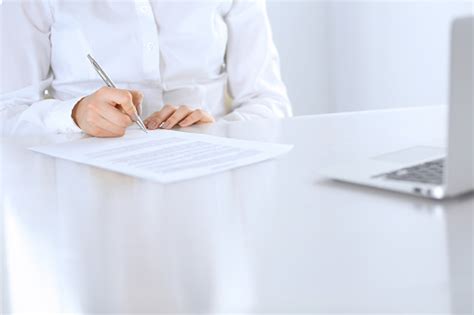 문서 비즈니스 개념에 펜으로 여성 손 클로즈업 사무실에서 직장에서 변호사 또는 비즈니스 여자 Final Round에 대한 스톡