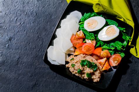 시금치 샐러드와 함께 밀 죽의 장식 잎 삶은 계란 토마토 다진된 검은 무 어두운 텍스처 배경 0명에 대한 스톡 사진 및 기타