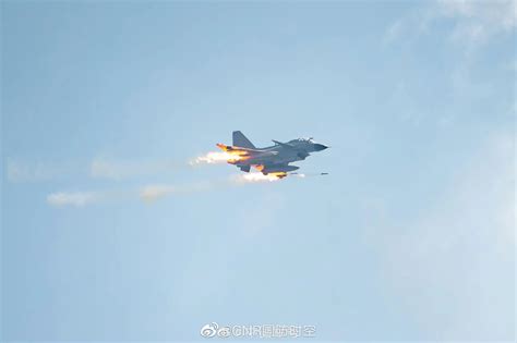 直击空军战机实弹打靶现场 财经头条