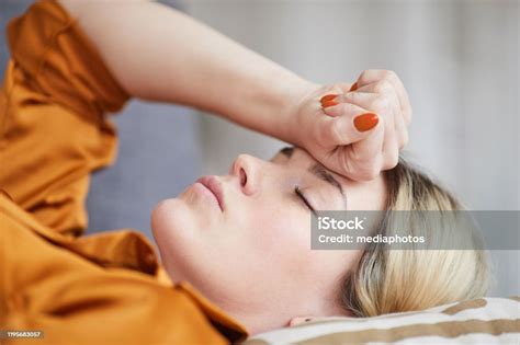 잠을 시도하는 동안 이마에 손을 유지 폐쇄 눈을 가진 지친 젊은 여자의 클로즈업 Mental Wellbeing에 대한 스톡 사진