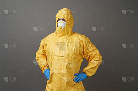 穿着防护服、医用口罩和乳胶手套的医生