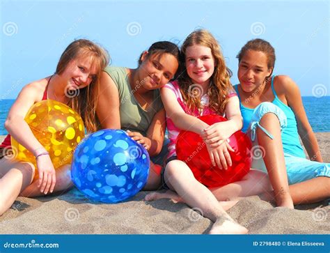Vier Meisjes Op Een Strand Stock Foto Image Of Oceaan 2798480