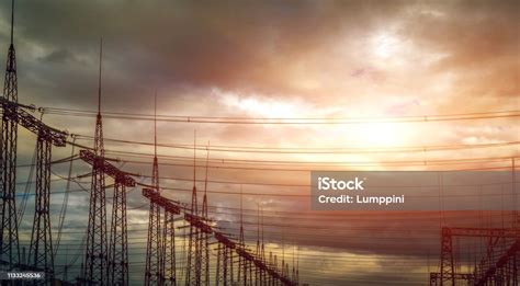 석양에 고전압 전원 라인 전기 분배 스테이션 고전압 전기 전송 타워 0명에 대한 스톡 사진 및 기타 이미지 0명 강철 건축물 Istock