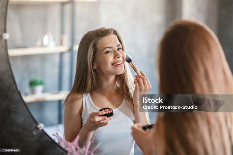 아름다움과 메이크업 예쁜 젊은 여자 적용 블러셔 에 그녀의 얼굴 근처 거울 에 집 가정 생활에 대한 스톡 사진 및 기타 이미지