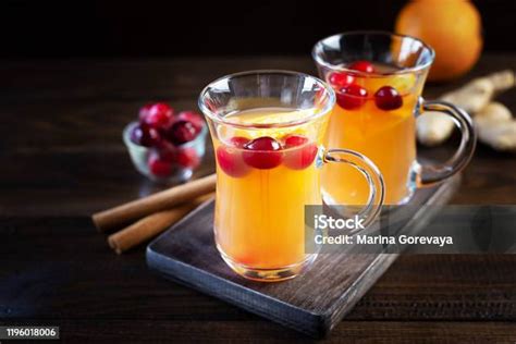 어두운 나무 테이블에 오렌지 조각과 향신료와 두 안경 오렌지와 크랜베리 무알코올 펀치 0명에 대한 스톡 사진 및 기타 이미지 0명 가을 겨울 Istock