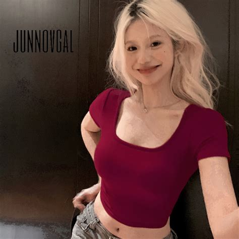 Junnovgal เสื ้ อยืดผู ้ หญิง 2024 เรียบง ่ ายเปลือยคอ U สีทึบสไตล ์ ใ