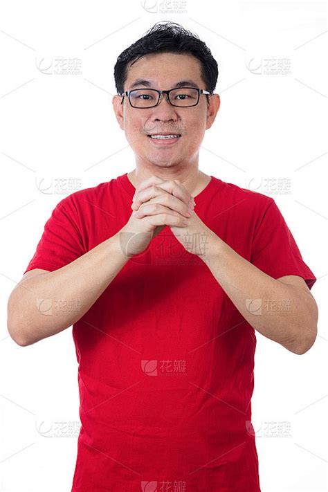 亚洲华人男子穿着红色衬衫显示祝贺手势