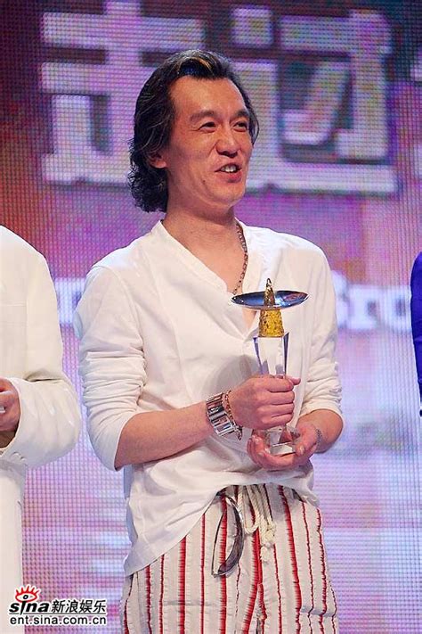 图文：主持人盛典颁奖现场 李咏手捧奖杯乐开怀影音娱乐新浪网