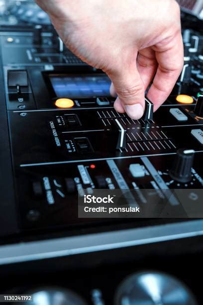 Dj가 음악을 재생 Dj에 대한 스톡 사진 및 기타 이미지 Dj 공연 나이트클럽 Istock