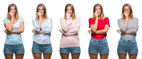 흰색 절연된 Backgroud 강조 하 고 손톱을 물어 뜯고 입에 손을 긴장을 찾고 위에 보이는 캐주얼을 입고 금발의 아름 다운 여 자가 콜라주 불안 문제입니다 감정에 대한