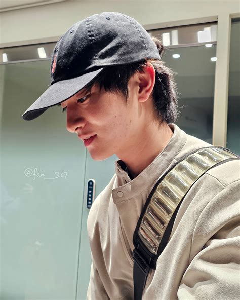 무깜 Aka 무해한 깜냥이 유찬님 애착 잠바는 무신사에 있는 레더리 브랜드의 점퍼래요👀 근데 저거 블랙은 전부 다 품절 되었답니다🤣 저도 사고 싶었는데