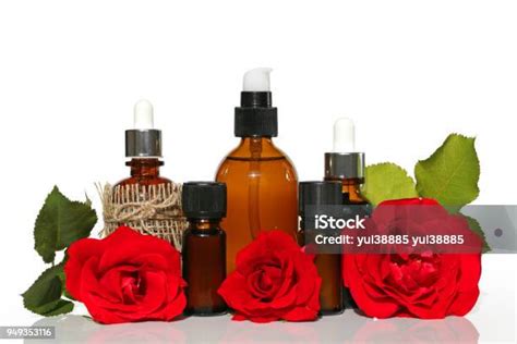 자연 필수 장미 오일입니다 순수한 향유 갈색 유리병에 설정 하 고 흰색 바탕에 큰 빨간 장미 유기농 천연 오일 개체 그룹에 대한 스톡 사진 및 기타 이미지 Istock