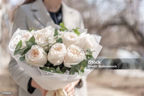 정원 장미의 모노 꽃다발 여성의 손에 혼합 꽃의 섬세한 꽃다발 꽃 가게에서 꽃집의 작품 섬세 한 파스텔 색상입니다 신선한 컷