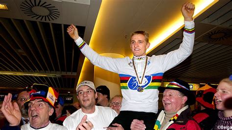 Bart Wellens Wout Van Aert Wint Het Wk Hij Kan Beter Tegen De