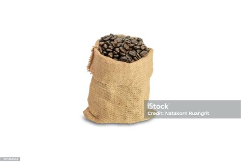 클리핑 경로와 흰색 배경에 고립 된 커피 콩 에너지와 천연 성분의 향기와 전체 용량대마 자루에 의해 만들어진 가방에 구운 어두운 갈색 컬러 커피 콩 0명에 대한 스톡 사진