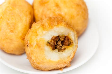 전통적인 콜롬비아의 준비 단계 라는 인형된 감자 요리 준비 흰색 배경에 고립 된 흰색 세라믹 접시에 감자를 박제 0명에 대한 스톡 사진 및 기타 이미지 Istock