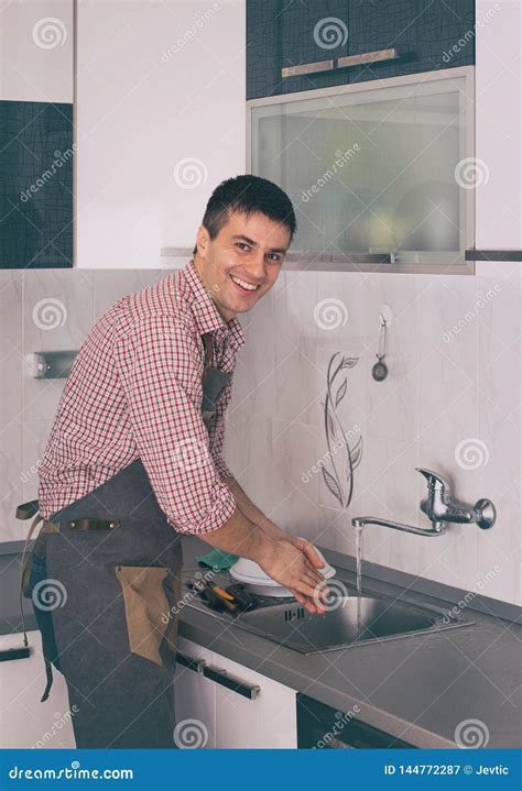 Piatti Di Lavaggio Delluomo In Cucina Immagine Stock Immagine Di