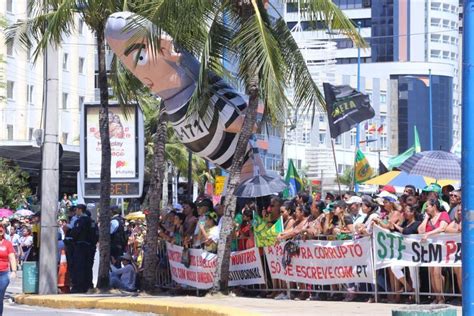 Grupo Infla Pixuleco De Lula E Exibe Faixas Contra O Pt Em Desfile Do