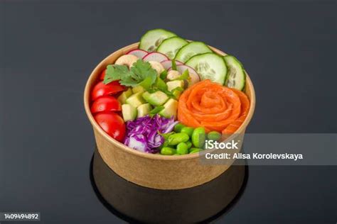 연어 아보카도 에다마메 토마토 오이 및 캐슈를 반사와 함께 검은 색으로 찌르십시오 0명에 대한 스톡 사진 및 기타 이미지 0
