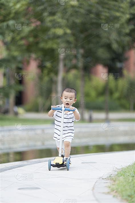 快乐的中国小男孩玩滑板车