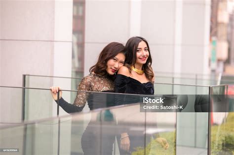 여성의 기대 다 인종 그룹 20 29세에 대한 스톡 사진 및 기타 이미지 20 29세 2명 거리 Istock