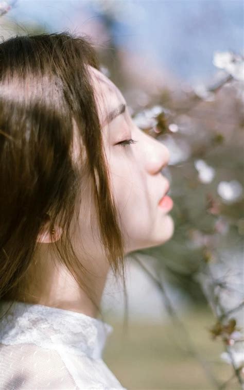 简单好用的拍照姿势，拍摄侧面就够了，这个角度拍“真美” 女生 脸部 摄像师 新浪新闻