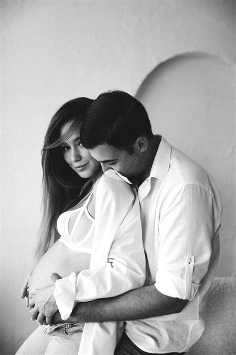Фотосессия беременности в студии Couple Pregnancy Photoshoot