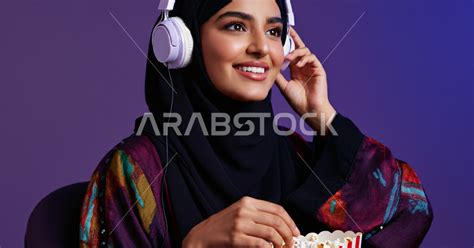 تناول الفوشار والاستمتاع بمشاهدة الأفلام، قضاء أوقات ممتعة ومسلية