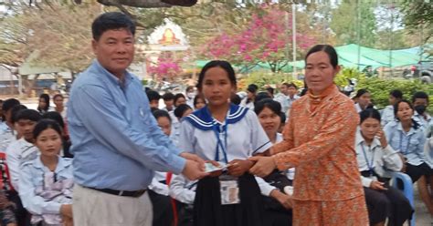 សិស្សក្រីក្រទូទាំងស្រុកបាកាន ជិត២ពាន់នាក់ទទួលបានអាហារូបករណ៍ ពីរាជរដ្ឋាភិបាល