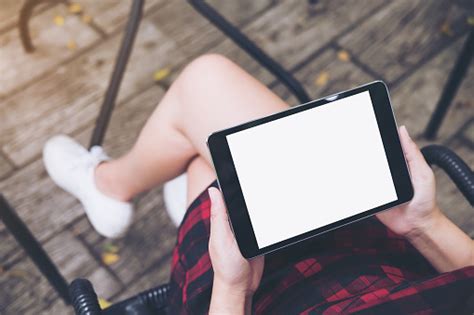빈티지 카페에서 나무 바닥 배경으로 허벅지에 텅 빈 흰 스크린 블랙 태블릿 Pc를 들고 여자의 손의 이랑 이미지 공란에 대한 스톡 사진 및 기타 이미지 Istock