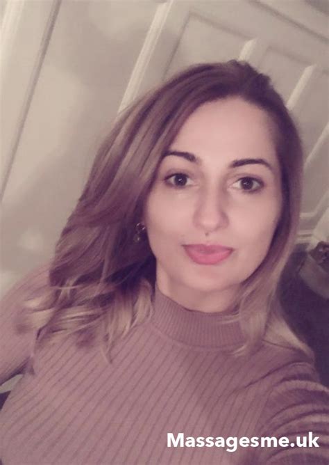 4 Hands Massage In London And Uk Find Local Massage Centre