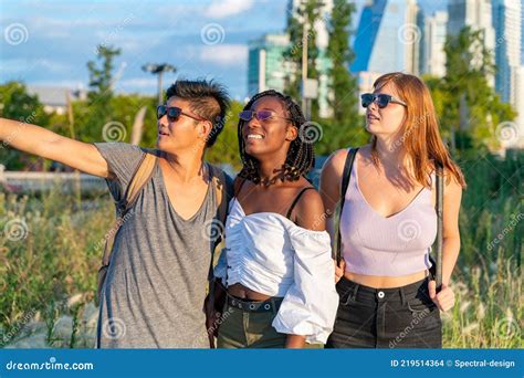 Grupo Feliz De Amigos Em Um Parque Foto De Stock Imagem De Felicidade Dedo